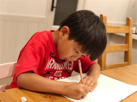 子どもの鉛筆の持ち方の練習はいつから？知育にも効果的！ アデック知力育成教室