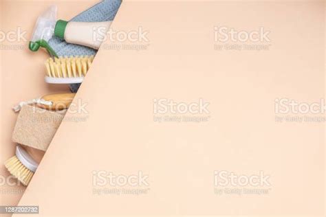 집 청소 환경 친화적 인 용품 베이지 색 다층 배경 상단 보기 복사 공간 플랫 레이에 대한 스톡 사진 및 기타 이미지 플랫