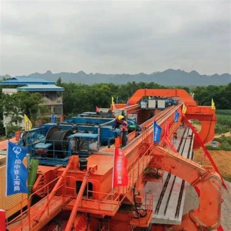 巨无霸进场！这条边境高铁开始架梁！铁路施工项目
