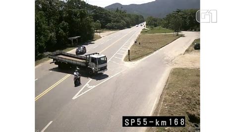 VÍDEO ex jogador de futebol morre após bater moto em caminhão em São Sebastião Vale do