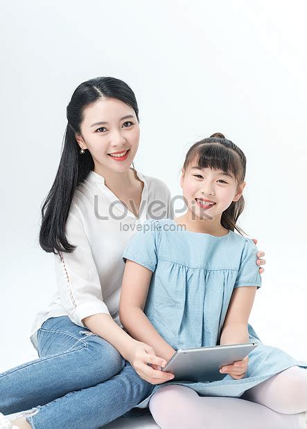 태블릿을하는 엄마와 딸