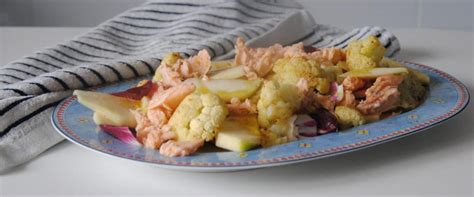 Receta de ensalada de coliflor asada manzana y salmón en conserva