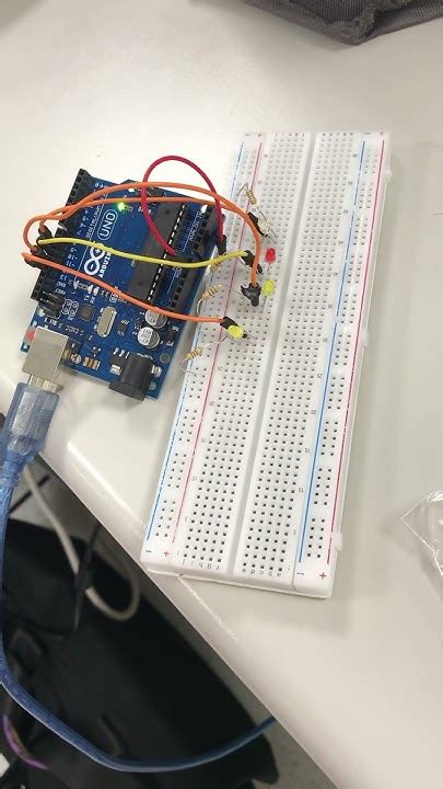 德明財經科技大學 資訊科技系 嵌入式系統概論作業 序列埠控制4顆led燈變化 D11119203 蔡信祥 Youtube