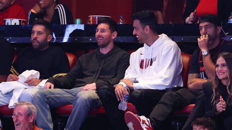 Lionel Messi Sergio Busquets Luis Suárez y Jordi Alba disfrutan