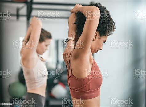 피트니스 운동 및 운동을 위해 체육관에서 여성과 함께하는 훈련 스트레칭 및 개인 트레이너 팀워크 건강 및 소녀와 근육과의 친구들은 건강 스포츠 및 진행 목표를 위해