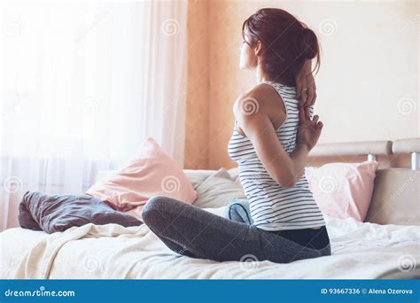 Mulher Que Faz A Ioga Na Cama Foto De Stock Imagem De Atividade Ioga