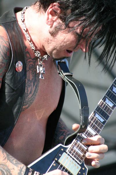 Tracii Guns Of La Guns Online