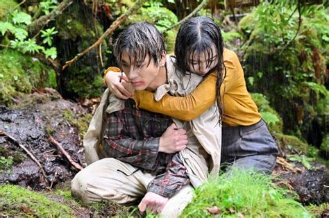 （写真）『ペンディングトレイン』“紗枝”上白石萌歌から“直哉”山田裕貴にバックハグ 視聴者キュン「2人くっついて」 ドラマ ニュース