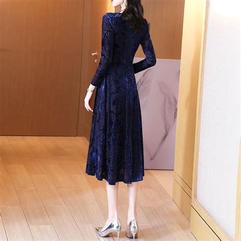 蓝色长款连衣裙收腰女丝绒印花裙2022秋季新款气质显瘦大摆长裙子虎窝淘