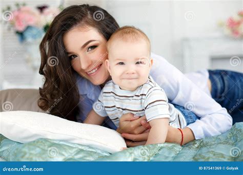 Madre Joven Hermosa Con Su Hijo Recién Nacido Del Bebé Que Miente En