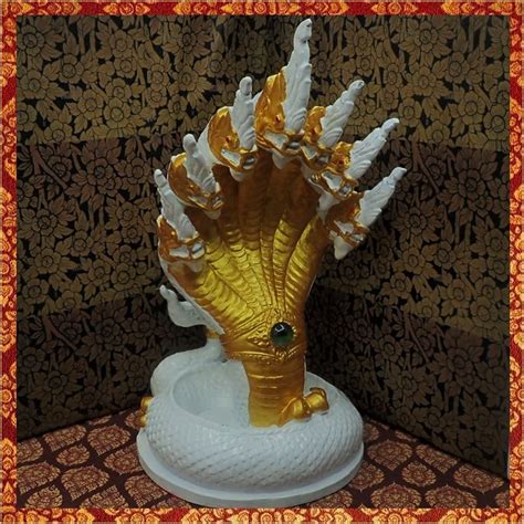 พญานาค 7 เศียร กายสีขาวและทอง ทรงเครื่องทอง ประดับไหลน้ำพี้ องค์ใหญ่ หน้ากว้าง 5 นิ้ว สูง 9 นิ้ว
