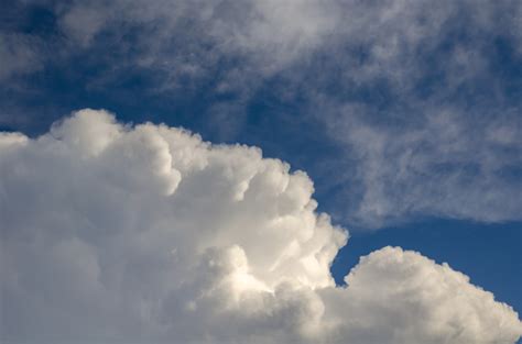 藍天與蓬鬆的雲彩背景 複製空間範本 多雲圖像紋理和圖案 照片檔及更多 夏天 照片 夏天 多雲 大自然 Istock