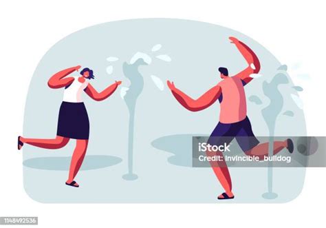 뜨거운 여름 시간 시즌 날씨에 물 튀기 고 놀고 행복 한 사람들 남성과 여성의 문자는 거리에 젖은 분수를 실행 합니다 레저 여름
