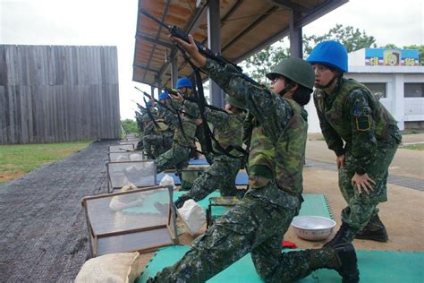 漢聲廣播電臺 為強化本質學能及精進軍事專業技能，陸軍專科學校專12期暑訓學生日前實施行軍各階段狀況處置暨高山頂營區