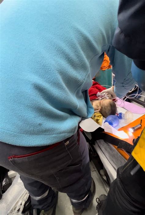 Hatayda Mucize Hamza Bebek 140 Saatte Kurtarıldı