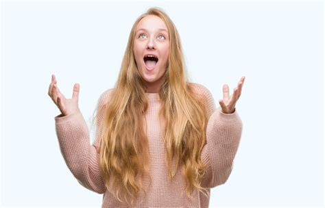 금발 십 대 여자 핑크 스웨터 미친과 미친 소리와 적극적인 식와 팔 발생 함 좌절 개념입니다 감정에 대한 스톡 사진 및 기타