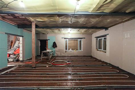 난방 또는 바닥 난방 설치의 파이프 피터 설치 시스템 물 바닥 난방 시스템 내부입니다 건설 리모델링 개조 확장 복원 재건 업그레이드 중 아파트의 배관 파이프 가정의 방에