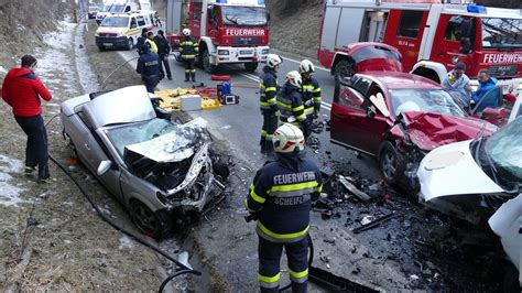 Wegen Sekundenschlaf Frontal Crash 5 Verletzte Frau In Lebensgefahr