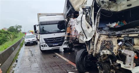 Acidente Entre Caminhões Interdita Pista Da Br 101 Em Barra Velha