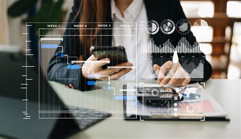 사업가 손 프로젝트 관리자 작업 및 업데이트 작업 및 Gantt 차트 일정 가상 Diagramwith 스마트 폰 태블릿 및 노트북 가상현실에 대한 스톡 사진 및 기타 이미지