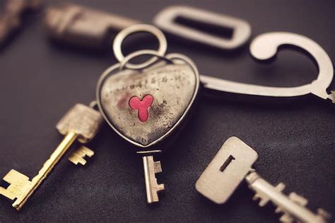 Llave vintage de metal decorada con elementos en forma de corazón