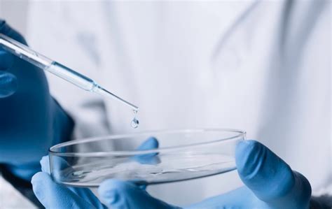 分析医療医薬品および科学研究コンセプトのための液体を含むガラス実験室化学試験管を持つ研究者 プレミアム写真