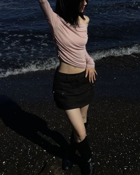 세리 셔링 보트넥 오프숄더 긴팔티 에이블리