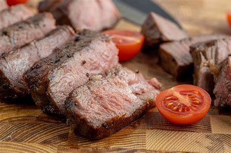 허브와 향신료를 곁들인 도마 위의 스테이크 구운 야채와 함께 나무 판에 구운 쇠고기 안심 스테이크 필레 미뇽 레시피 개념 선택적 초점 0명에 대한 스톡 사진 및 기타 이미지