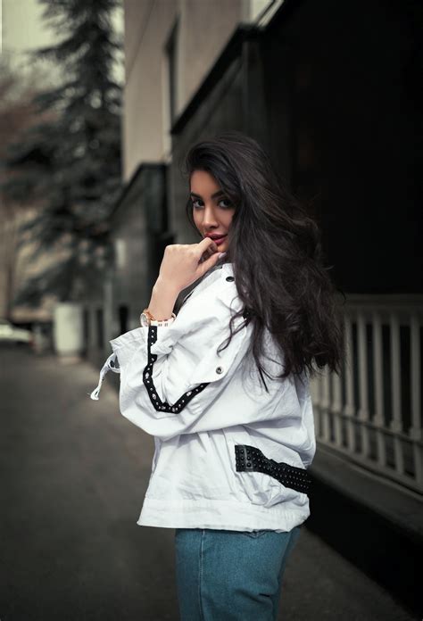 Foto Una Mujer Con Cabello Largo Y Negro Posa Para Una Foto Imagen