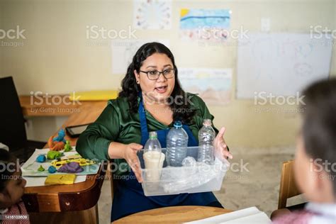 학교에서 교실에서 재활용에 대해 학생들과 이야기하는 교사 35 39세에 대한 스톡 사진 및 기타 이미지 35 39세 4 5
