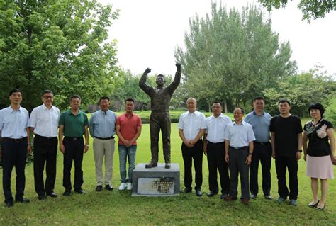 学校庆祝建校65周年奥运冠军韩晓鹏回校为冠军雕像揭幕 沈阳体育学院欢迎您！
