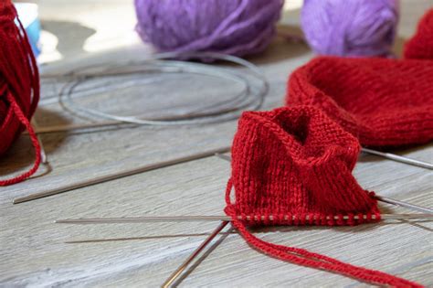 회색 나무 테이블에 붉은 색의 바늘과 실로 뜨개질하는 과정에서 양말 0명에 대한 스톡 사진 및 기타 이미지 0명 Knitwear Symphony 겨울 Istock
