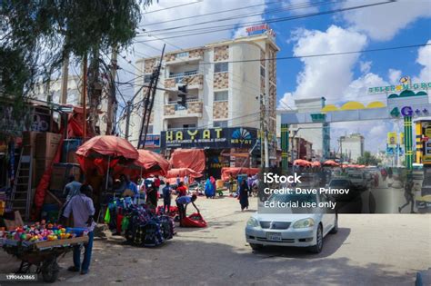 Hargeisa 거리의 흰색 택시 자동차 및 지역 건물 소말리아에 대한 스톡 사진 및 기타 이미지 소말리아 시장 소매점