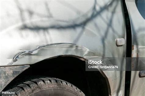 필 링 페인트 긁힌 군용된 알루미늄 메탈 바디와 실버 손상 된 자동차 강철에 대한 스톡 사진 및 기타 이미지 강철 거친 교통사고 충돌 사고 Istock