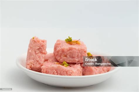 인도 Mithai 로즈 칼라 칸드는 Gulabi Burfi 또는 Gulab Barfi라고도하며 코티지 치즈 파니어 Gulab