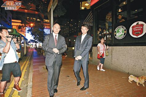 霍家三代同堂開餐 啟文大方打招呼 太陽報