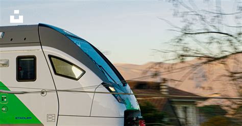 線路を走る緑と白の列車の写真 Unsplashの無料鉄道写真