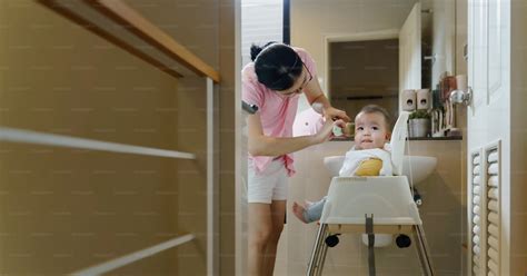 아시아 어린 유아 소년은 집에서 화장실에서 전기 면도기로 어머니에 의해 이발을 받고 있습니다 사진 Unsplash의 유아용 식탁 의자 이미지