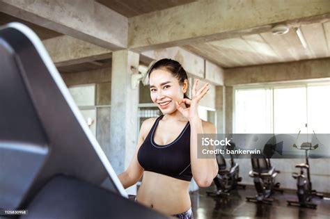 체육관 건강 한 라이프 스타일의 젊은 아름 다운 여자 운동 가냘픈에 대한 스톡 사진 및 기타 이미지 가냘픈 건강한 생활방식