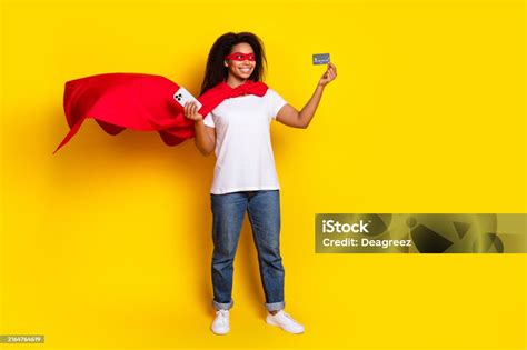 예쁜 젊은 여자 슈퍼 히어로 의상 전화 신용 카드 빈 공간 노란색 배경 절연 전체 크기 사진 슈퍼히어로에 대한 스톡 사진 및