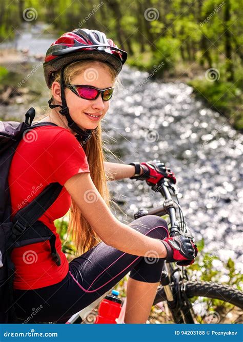 自行车自行车骑士女孩乘坐自行车山 车登山的妇女 库存照片 图片 包括有 循环 生活方式 纵向 自行车骑士 94203188