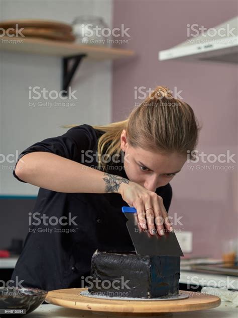 블랙 디자이너 케이크의 단계별 준비입니다 제과 케이크에 설탕 프로 스 팅 블랙을 적용 하 고 있다 공예칼에 대한 스톡 사진 및 기타 이미지 Istock