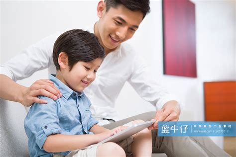 父子俩玩平板电脑 蓝牛仔影像 中国原创广告影像素材