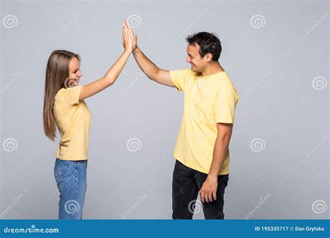 灰色背景中高五的一对年轻夫妇的肖像 库存图片 图片 包括有 女朋友 成人 系列 纵向 男人 快乐 195335717