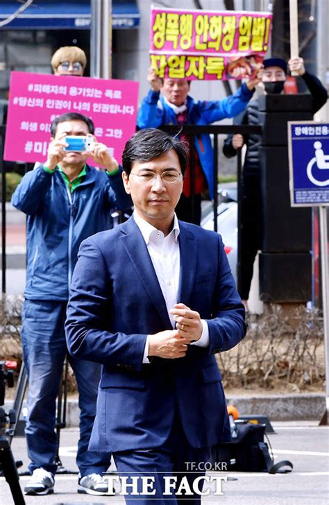 Tf포토 굳은 표정의 안희정 피의자심문 시작 포토 기사 더팩트