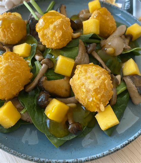 Ensalada Templada Con Crunchy De Gouda Y Mermelada De Albaricoque