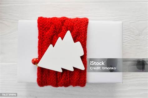 흰색 배경에 전나무 나무의 형태로 빨간색 니트 리본과 모형 태그 화이트 크리스마스 선물 상자 상단 보기 닫기 0명에 대한 스톡 사진 및 기타 이미지 Istock