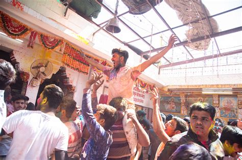 홀리 축제를 축하하는 젊은 인도 사람들의 그룹 남자는 색깔의 분말로 얼룩얼굴 공휴일에 대한 스톡 사진 및 기타 이미지 공휴일 남자 다중 색상 Istock