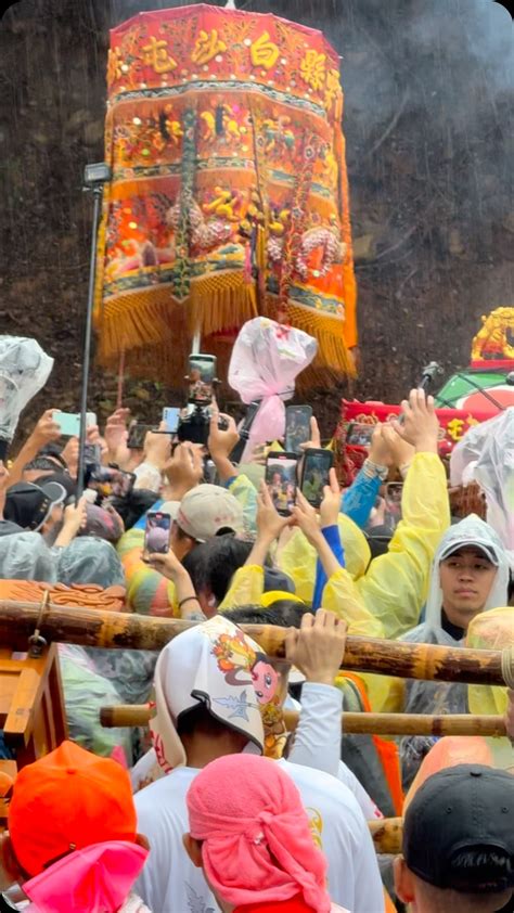 白沙屯拱天宮 白沙屯媽乘坐八人大轎 回宮之路 啟程！ ——————————————— 媽祖 媽祖婆 媽祖廟 媽祖娘娘 天上聖母 苗栗 白沙屯 白沙屯媽 白沙屯媽祖 白沙