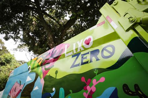 Coleta de lixo no Recife passa a contar novos caminhões e galerias